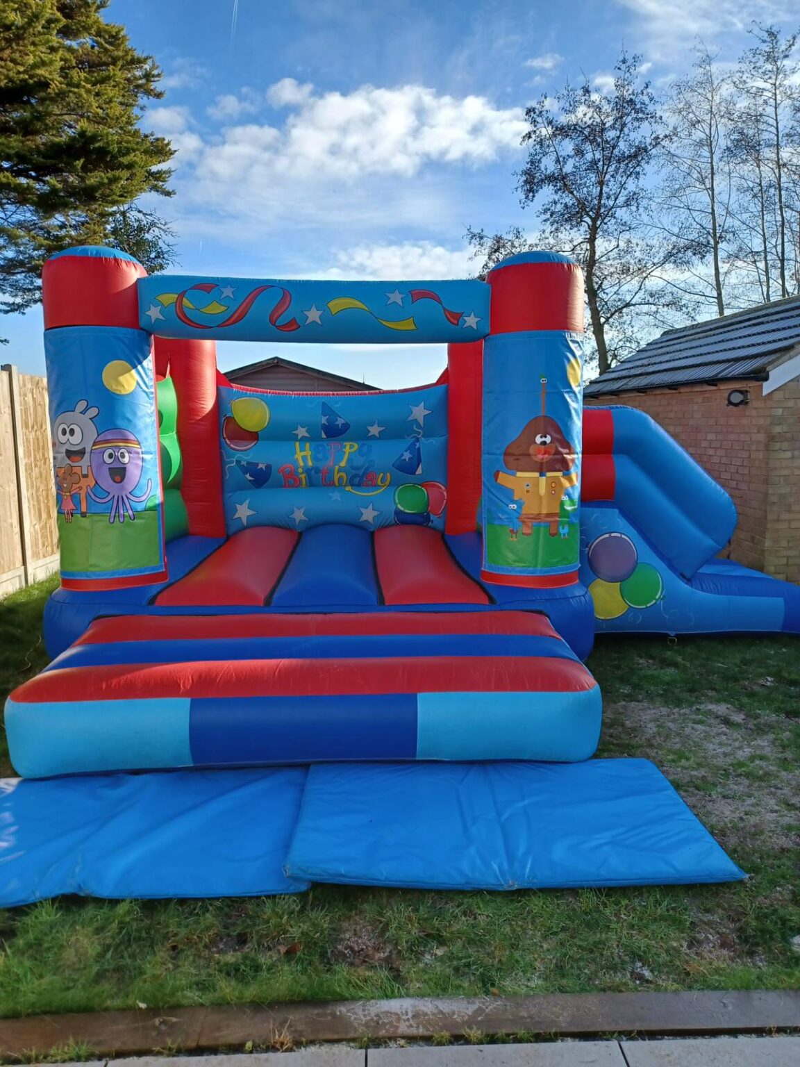 Hey Duggee Bouncy Castle - Jolly Kids Castles